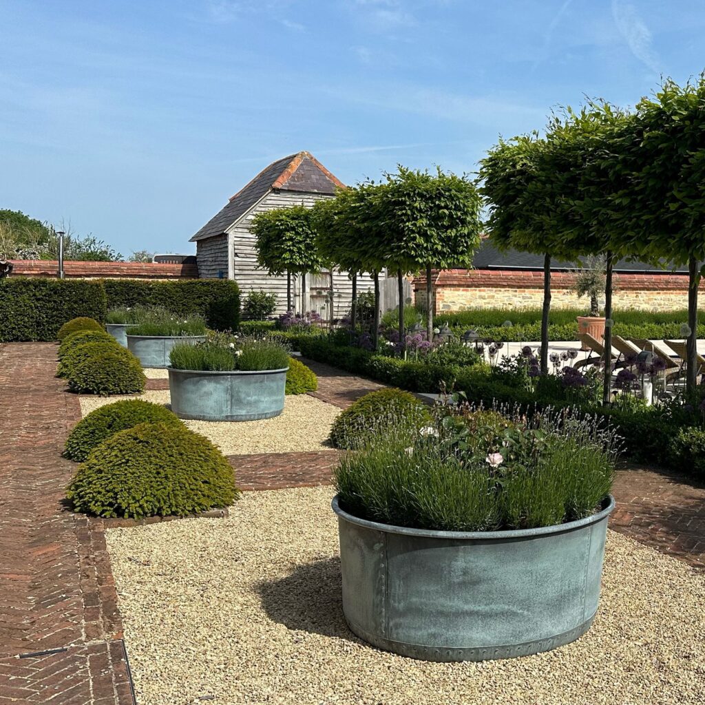 The Courtyard Copper Garden Planter Rolled Edge - Medium | Heritage ...