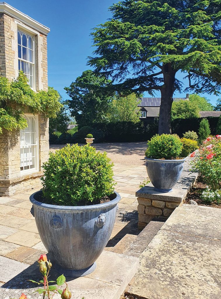 The Townhouse Lead Garden Planter with Lion Masks - Small | Heritage ...
